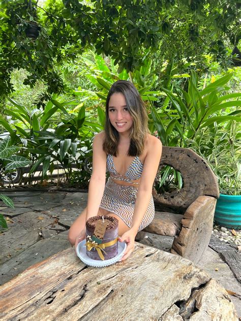 laura giovanna no linkedin olha a dev frontend aii minha gente 👩🏻‍💻