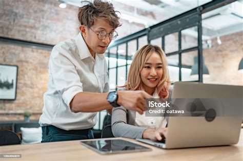 행복한 남자와 여자 웹 카메라 인사말에서 화면을보고 카페에서 노트북에 거리 화상 통화를 미소 젊은 부부 비즈니스에 대한 스톡 사진 및 기타 이미지 Istock