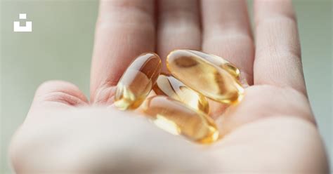 두 개의 알약을 손바닥에 들고 있는 사람 사진 Unsplash의 무료 손 이미지