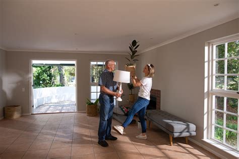 흥분에 냄비 공장을 들어 올리는 새로운 아파트에 서 있는 노인과 젊은 여자 1위에 대한 스톡 사진 및 기타 이미지 1위 25 29세 2명 Istock