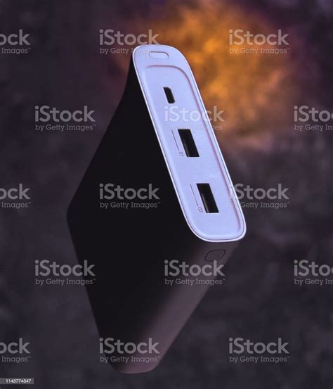 스마트 폰과 어두운 콘크리트 배경에 다른 가젯을 위한 외부 휴대용 배터리 전원 은행 신비로운 빛 Usb 케이블에 대한 스톡 사진 및 기타 이미지 Istock