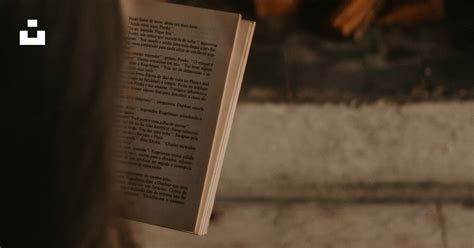 책을 읽고 커피 한 잔을 마시는 여자 사진 Unsplash의 무료 사람의 이미지