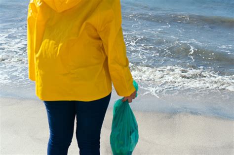 해변에서 쓰레기로 가득 찬 비닐 봉지를 들고 있는 여성 환경운동가 20 24세에 대한 스톡 사진 및 기타 이미지 20 24세 가방 개념 Istock