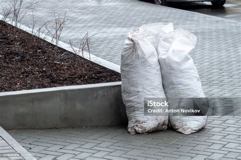 깨끗한 포장 보도에 쓰레기로 가득 찬 여러 개의 대형 흰색 비닐 봉투 0명에 대한 스톡 사진 및 기타 이미지 0명 가득 찬 가방 Istock