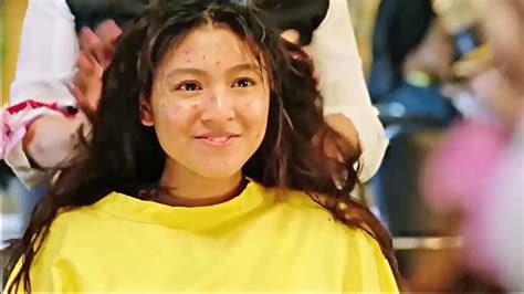 بنت قبيحة الكل بيتـريـق عليها ، بتتفاجئ ان اجمل شاب في المدينة وقع في