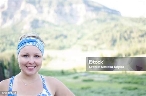 파란색 머리 띠 Headwrap 입고 금발 여자의 초상화 왼쪽 정렬 복사 텍스트에 대 한 부정적인 공간 가발에 대한 스톡 사진 및 기타 이미지 Istock