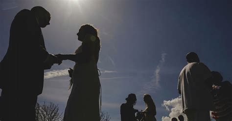 특별하고 깜깜한 결혼식…미국 개기일식 맞춰 합동결혼식