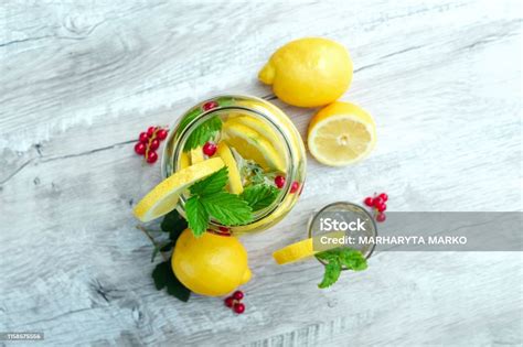 신선한 레몬 민트 크랜베리를 곁들인 홈메이드 레모네이드 흰색 나무 배경에 레모네이드 캔 신선한 레모네이드 차가운 주스 열의 개념 0명에 대한 스톡 사진 및 기타 이미지