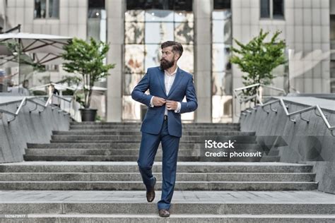 창업자 성공적인 비즈니스 비즈니스 세계를 정복 성공을 위한 동기부여 현대 도시에서 사업가 근무일의 시작 사무실 직원은 자신있게 계단에 단계 수염이 있는 남자 출근 남자에
