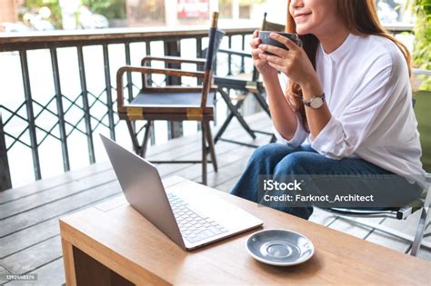 랩톱 컴퓨터에서 작업하는 동안 커피를 마시는 여성의 클로즈업 이미지 35 39세에 대한 스톡 사진 및 기타 이미지 35 39세 가정 생활 개념 Istock