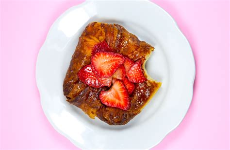 물린 퍼프 페이스트리 롤 또는 롤 신선한 딸기와 케이크 핑크 배경에 맛있는 과자 유혹과 디저트 미니멀리즘 독창적이고 창의적인 이미지 아름다운 음식 벽지 0명에 대한 스톡