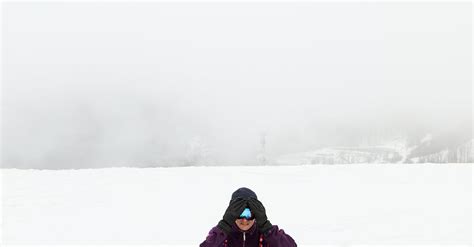 집 밖의 감기 겨울 겨울 옷 경치 계절 고글 기후 깨지다 꽁꽁 언 남자 눈 눈 내리는 눈보라 눈이 내리는 눈이 덮여 동계 스포츠 레저