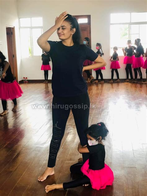 පොඩ්ඩෝ ගොඩකගේ ආදරේ මැද එයා ” ඡායාරූප පෙළක් නිසා එක රැයින් ජනප්‍රිය වුණු හැමෝම හෙව්ව ලස්සන