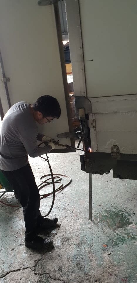 애드준특장 경험과 노하우 살린 중장비 수리 작업 진행