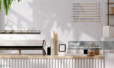 나무 상판 에스프레소 머신 흰색 벽에 창문에서 햇빛과 잎 그림자가 있는 디지털 태블릿 컴퓨터 금전 등록기가 있는 카페 카운터의