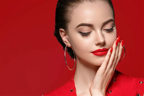 아름 다운 Curle 머리 빨간색으로 붉은 입술과 드레스 매니큐어 빨간 배경에 장미 아름다움 아프로 헤어스타일 여성 긴에 대한 스톡 사진 및 기타 이미지 Istock