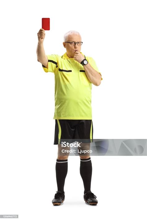 레드 카드를 보여주는 휘파람과 축구 심판의 전체 길이 초상화 심판원에 대한 스톡 사진 및 기타 이미지 심판원 카드 여가활동 게임 55 59세 Istock