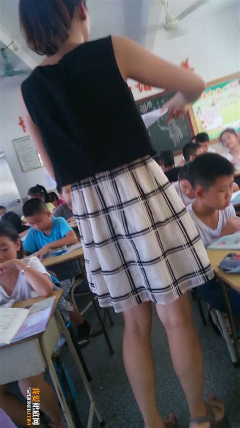 Upskirt And Pantypeek Hotties Uptheskirty