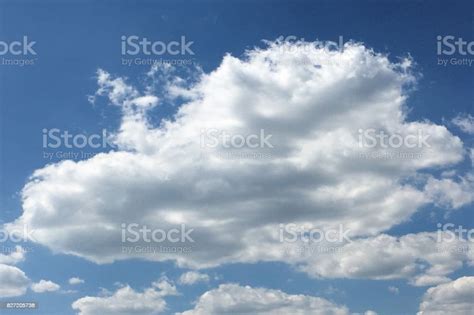 푸른 하늘에 격리 된 흰 구름입니다 아름 다운 푸른 하늘 구름 배경입니다 구름 날씨 자연 구름 파란 하늘입니다 구름과 태양 푸른 하늘 검은색에 대한 스톡 사진 및 기타