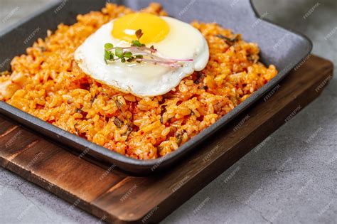 Premium Photo 계란 후라이가 곁들어진 한국 음식 김치볶음밥 요리