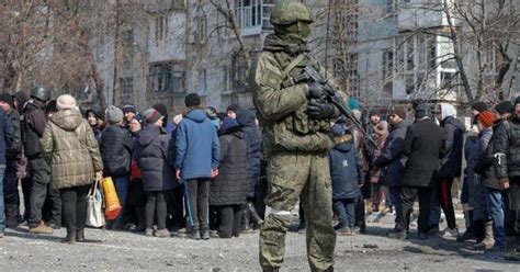 Окупанти зганяють українців у фільтраційні табори