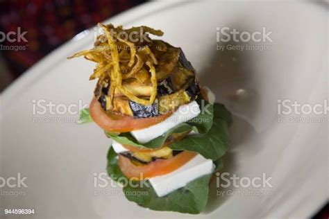 다이어트 그리스 치즈 신선한 토마토 구운된 가지 그리고로 대 한 건강 한 샐러드 0명에 대한 스톡 사진 및 기타 이미지 0명 건강한 생활방식 건강한 식생활 Istock