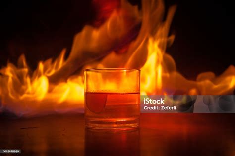 불 개념에 위스키입니다 위스키와 배경에 안개과 색상 빛 나무 표면에 얼음의 유리 닫습니다 버번 위스키에 대한 스톡 사진 및 기타 이미지 Istock