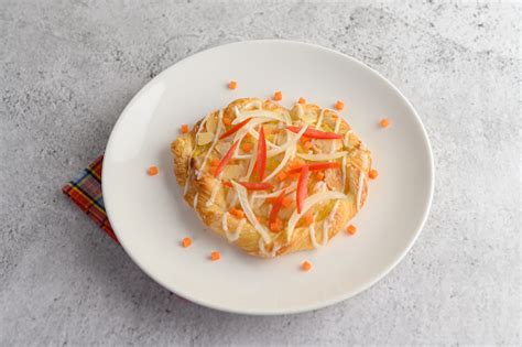 얇게 썬 양파와 당근 바닥에 포크와 칼로 흰색 접시 장식에 배치 아몬드 트위스트 빵의 식욕을 돋우는 복사 공간 0명에 대한 스톡 사진 및 기타 이미지 Istock