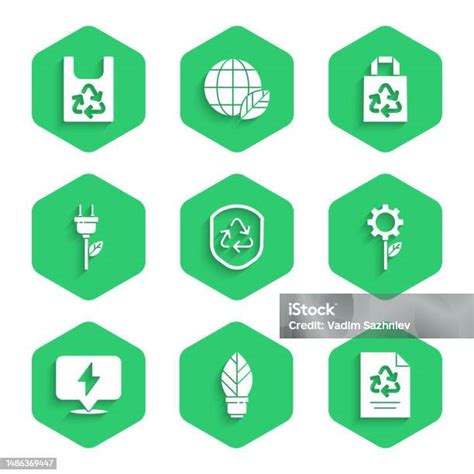 방패 내부에 재활용 기호 잎이 있는 전구 종이 재활용 잎 식물 기어 기계 번개 볼트 절전 플러그 가방 및 플라스틱 아이콘을