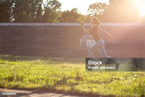 일몰에 경기장에서 실행 하는 날씬한 운동 여자 텍스트 공간 20 24세에 대한 스톡 사진 및 기타 이미지 20 24세