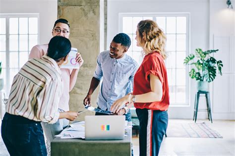 현대 사무실에서 의사 소통하는 시작 프로젝트 개발에 협력하는 행복한 전문 동료 비즈니스 브레인스토밍 회의에서 종이 스케치에 대해 토론하는 성공한 사람들 20 24세에 대한