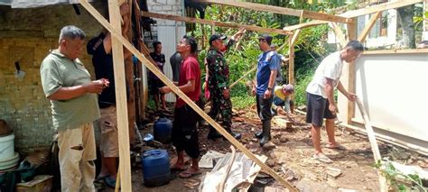 Warga Tegal Panjang Gotong Royong Perbaiki Dapur Rumah Mak Emy Yang