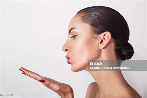 완벽 한 피부 초상화와 뷰티 스파 여자입니다 아름 다운 갈색 머리 스파 소녀 텍스트 손 손바닥에 빈 복사본 공간을 보여주는 제품을 제안합니다 광고에 대 한 제스처입니다 갈색