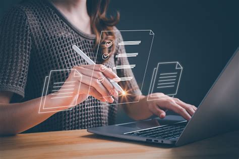 디지털 태블릿에서 스타일러스 펜 검사 목록을 사용하여 가상 노트북 화면으로 전자 문서 아이콘이 있는 노트북에서 작업하는 사업가 전자 문서 관리 종이 없는 작업장 개념입니다