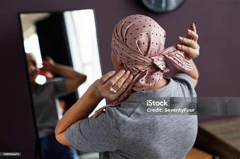 머리 스카프를 묶는 알아볼 수 없는 대머리 여자의 뒷모습 암에 대한 스톡 사진 및 기타 이미지 암 여자 한 명의 여자만 Istock