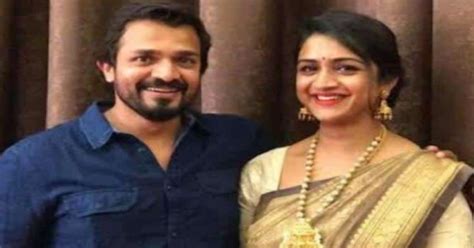 சுற்றுலா சென்ற இடத்தில் பிரபல நடிகரின் மனைவி மாரடைப்பால் மரணம்