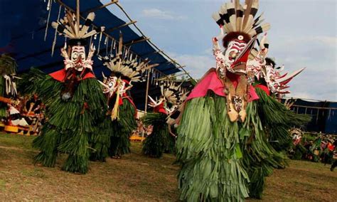 Tradisi Upacara Adat Hudoq Suku Dayak Kalimantan Timur