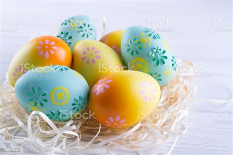 부활절 달걀과 휴일 배경입니다 둥지에서 다채로운 그린된 닭 계란의 클로즈업 4월에 대한 스톡 사진 및 기타 이미지 4월 개체 그룹 계절 Istock