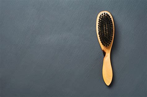 옷이나 신발을 청소하기위한 나무 손잡이가있는 브러시 한 개는 욕실의 어두운 콘크리트 책상에 놓여 있습니다 맨 위 보기 텍스트를 위한 공간 가정 생활에 대한 스톡 사진 및