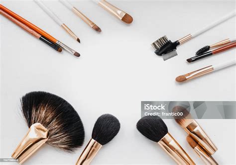 흰색 바탕에 필수 전문 메이크업 브러시의 평면 평면도 세트 텍스트의 공간을 복사 합니다 금속에 대한 스톡 사진 및 기타 이미지 금속 작업 장비 페이셜 마스크 Istock