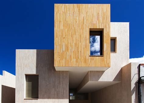 Ooiio Architectures Staggered And Stone Clad Block House