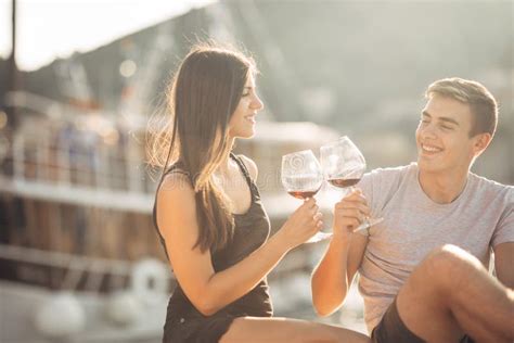 Vino De Consumición De Los Pares Románticos En La Puesta Del Sol Romance Dos Personas Que Tienen