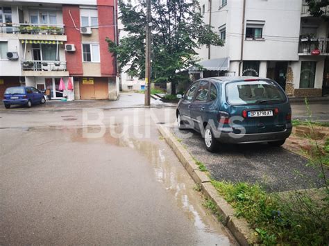 Паркиране по учебник Нагъл шофьор завзе тротоар във Враца снимки