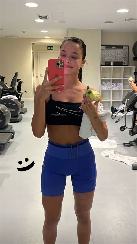 Emilia Mernes Famosas Guapas Outfits Deportivos Ropa