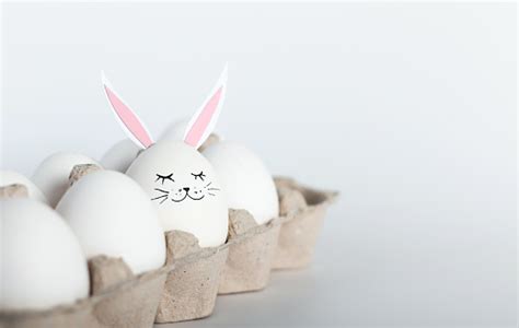크리에이티브 컨셉 사진 친환경 종이 트레이 상자에 토끼 귀와 얼굴을 가진 흰 계란 해피 부활절 휴가 개념 Minimalism 부활제에 대한 스톡 사진 및 기타 이미지