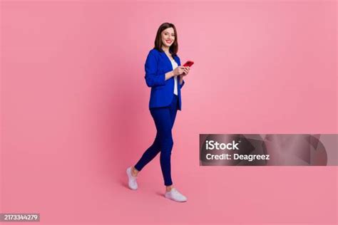 화려한 아가씨 단계 산책 빈 공간 사용 품질 현대 장치 가제트 절연 핑크 색상 배경의 전체 길이 프로필 측면 사진 20 24세에 대한 스톡 사진 및 기타 이미지 Istock