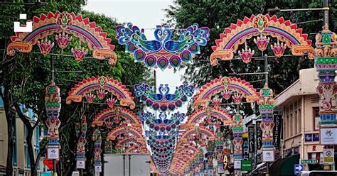 화려한 장식으로 뒤덮인 거리를 운전하는 트럭 사진 Unsplash의 무료 거리 사진 이미지