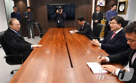 권성동 원내대표 이명박 전 대통령 예방 뉴스1