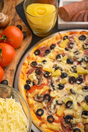 재료 토마토 살라미 버섯 소스 마자렐라 치즈와 검은 배경에 피자 이탈리아 피자 요리 조리법 메뉴 레스토랑 미식가 요리의 개념 수직 프레임 고기에 대한 스톡 사진 및 기타