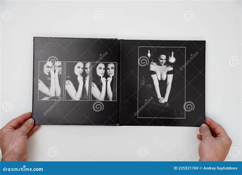 Hände Mit Einem Offenen Fotobuch Von Fotoshooting Einer Frau Auf Weißem